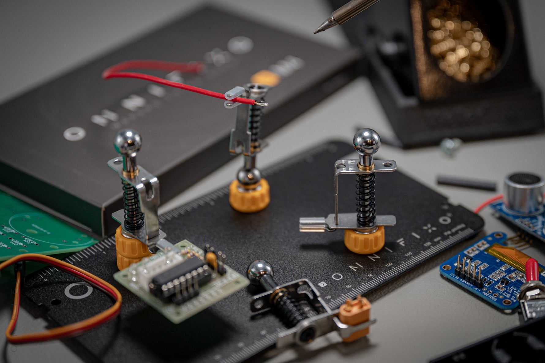 Omnifixo - Makers Third Hand – OMNIFIXO